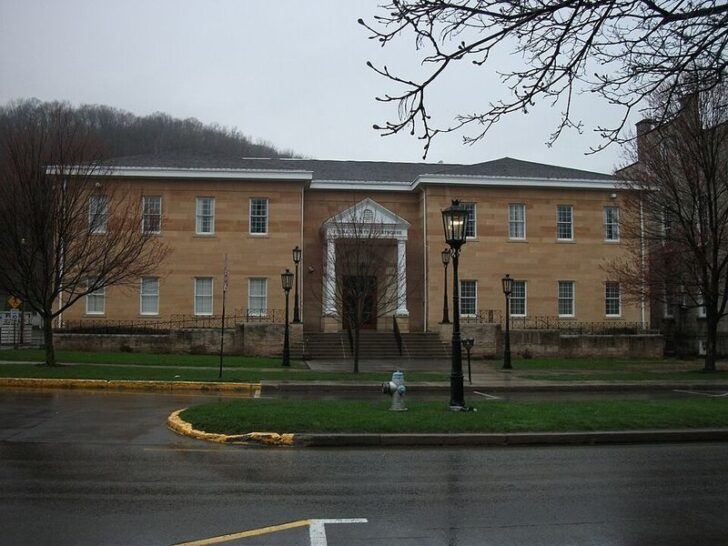 Pennsylvania has a riverside town where seasonal lights, historic inns ...