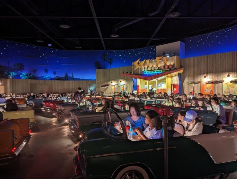 This ’50s-style diner in Florida lets you eat in car-shaped booths ...