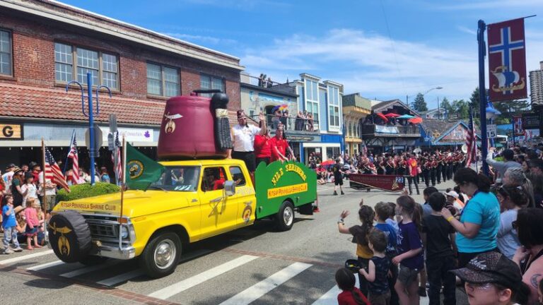 Washington has a waterfront town where holiday markets, quiet piers ...