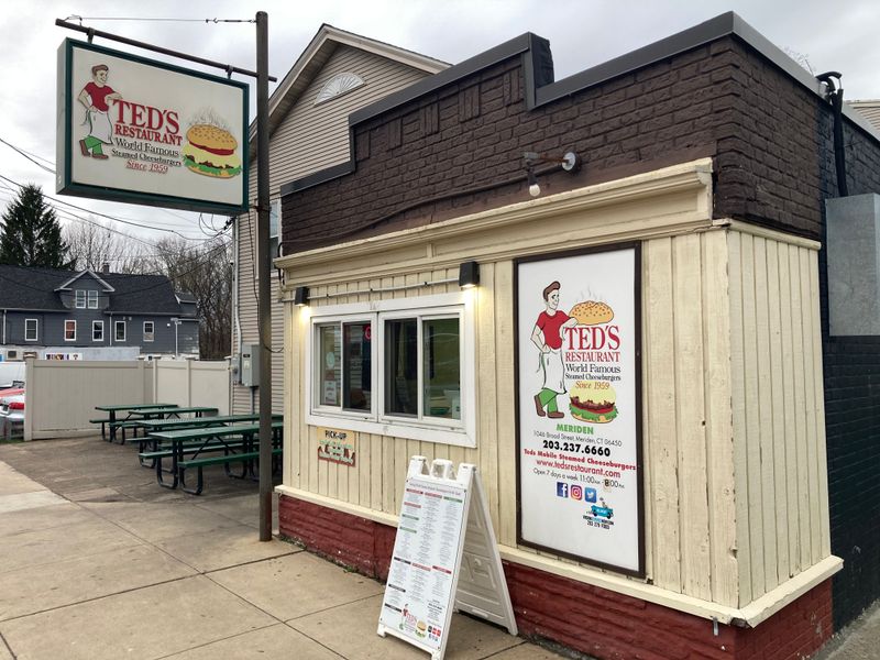 The Steamed Cheeseburger At This Connecticut Restaurant Is A Must-Try