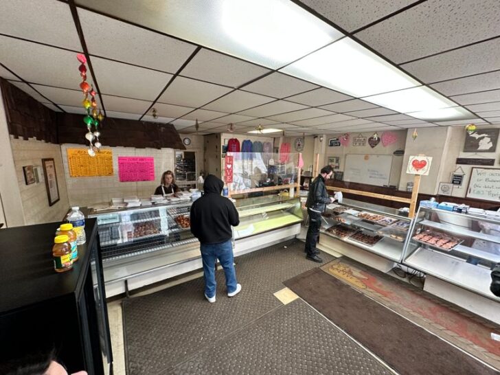 The glazed donuts at this Michigan bakery are the kind people plan ...