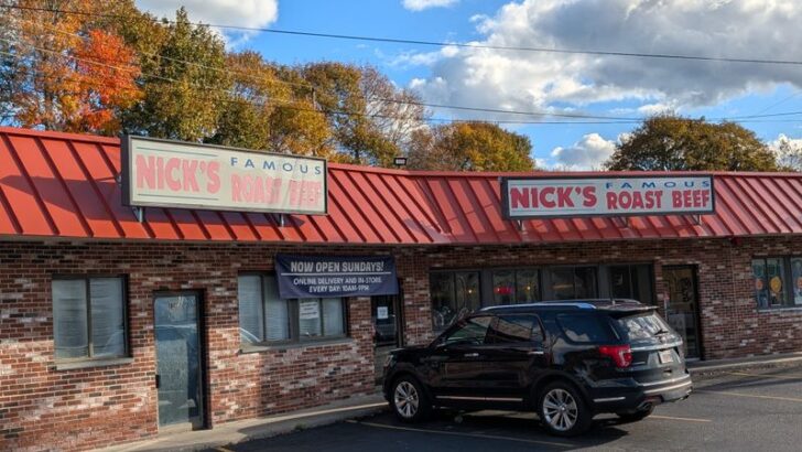 The roast beef sandwich at this Massachusetts deli is worth the wait