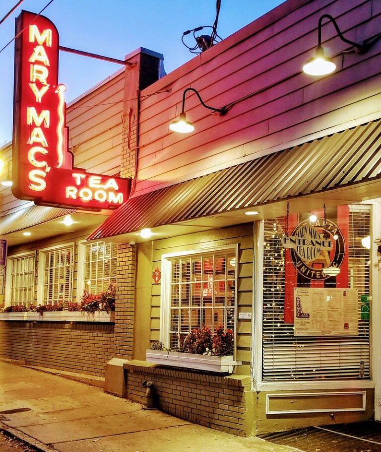 At This Legendary Georgia Tea Room, Southern Comfort Comes With s ...