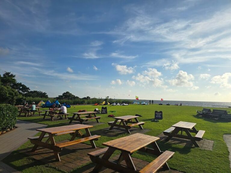 11 North Carolina Waterfront Bars Perfect For Laid-Back Evenings